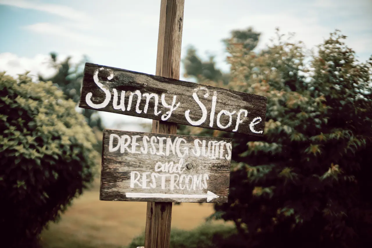 Sunny Slope Farm: Rustic Wedding Guide for 2025